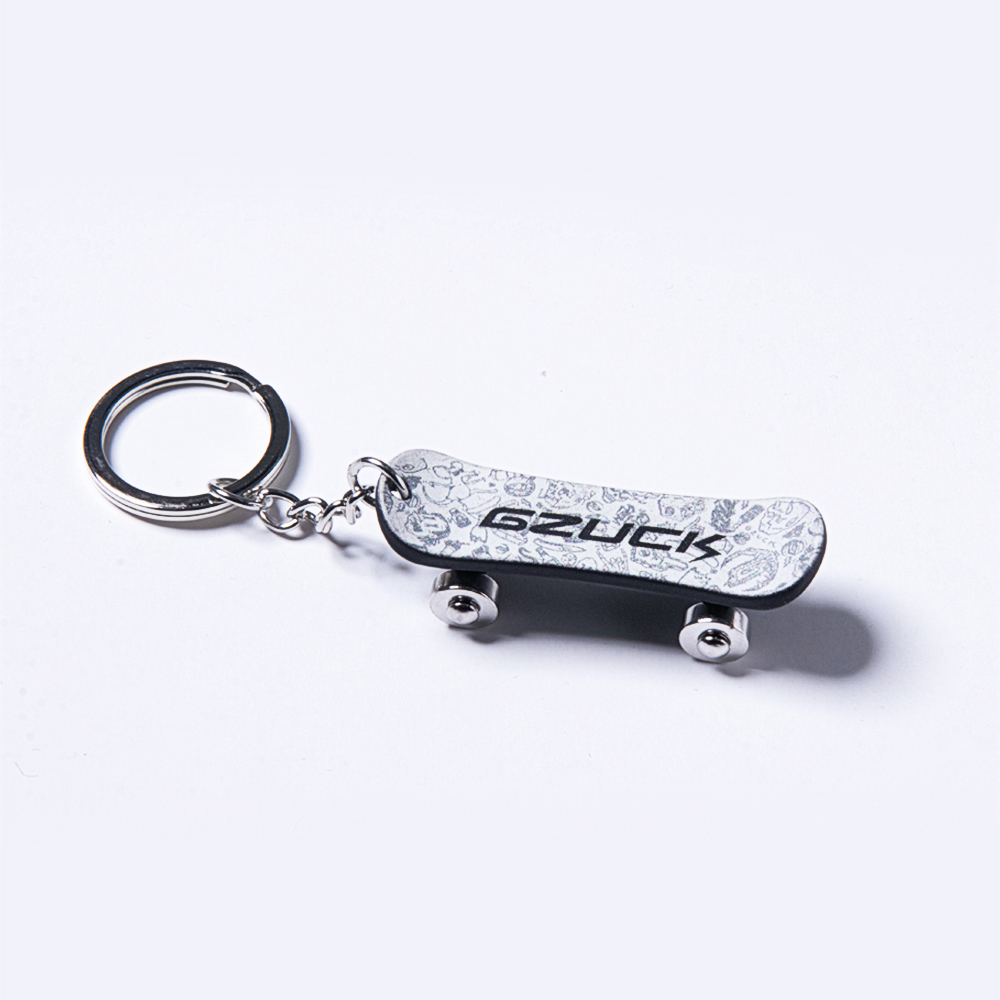 Llavero Gzuck Skate Keychain White/Black | Gzuck